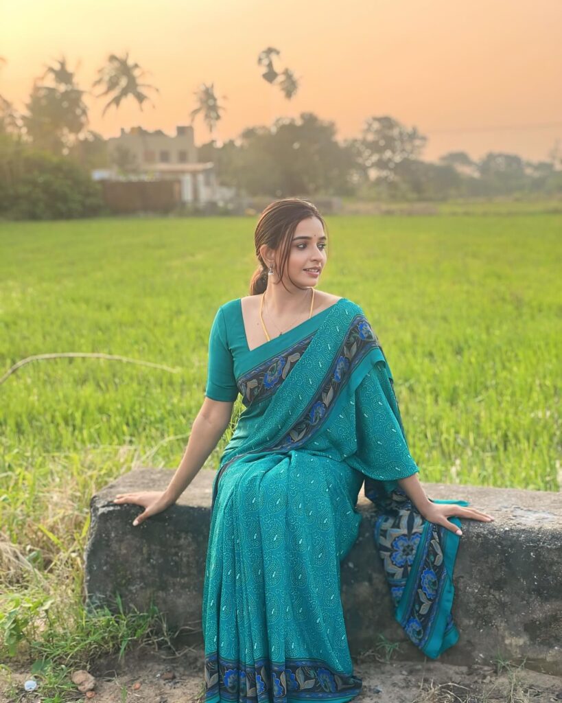 Actress Divya Ganesh HD Instagram Photos and Wallpapers August 2024 ...