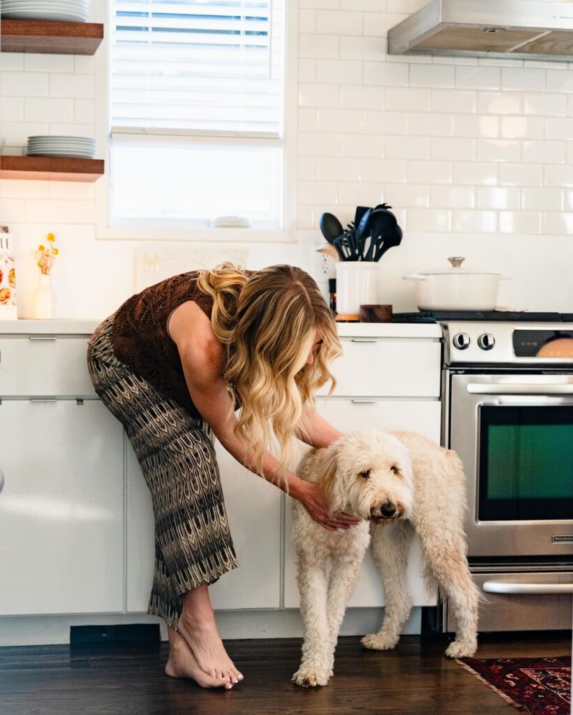 Actress Ellie Holcomb HD Instagram Photos and Wallpapers August 2024 ...
