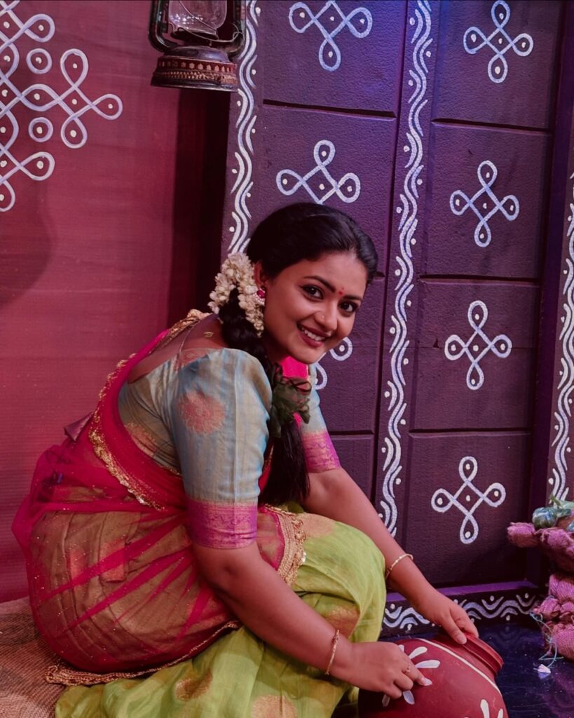 Actress Gomathi Priya HD Instagram Photos and Wallpapers July 2024 ...
