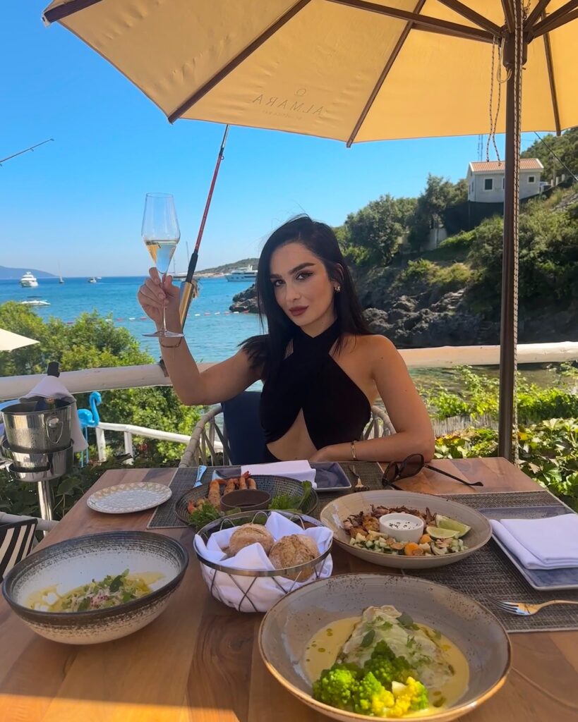 Actress Hande Kaptan HD Instagram Photos and Wallpapers August 2024 ...