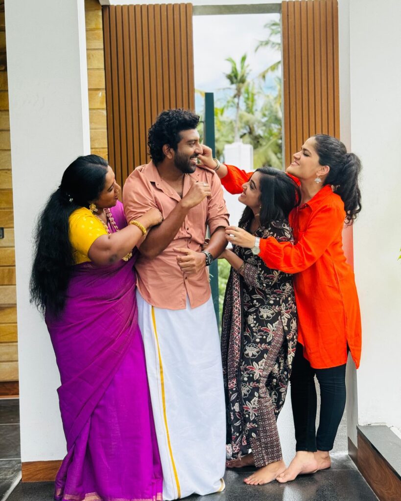 Actress Manju Pathrose HD Instagram Photos and Wallpapers August 2024 ...