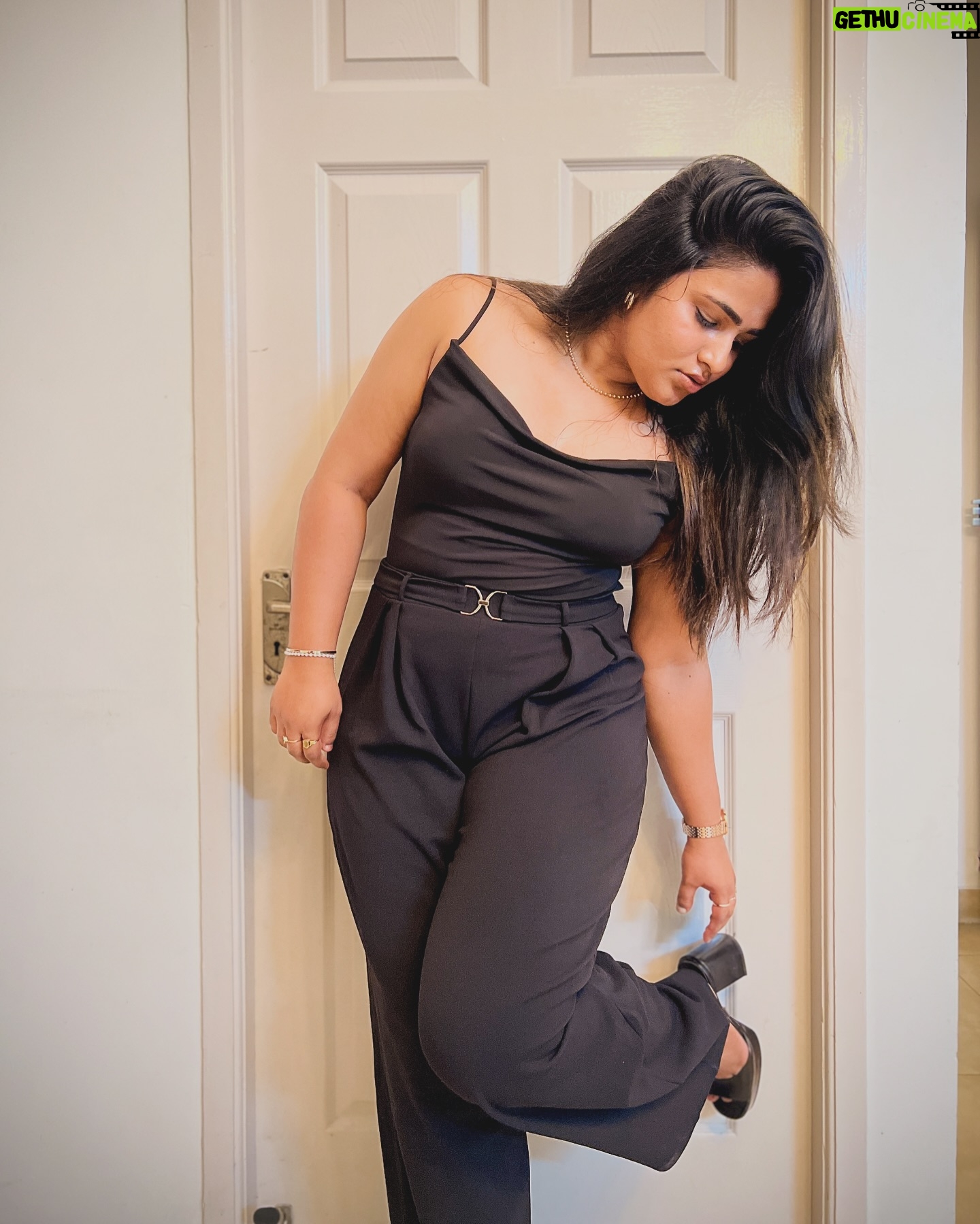 Actress Shruthi Selvam HD Instagram Photos and Wallpapers July 2024 | Gethu Cinema