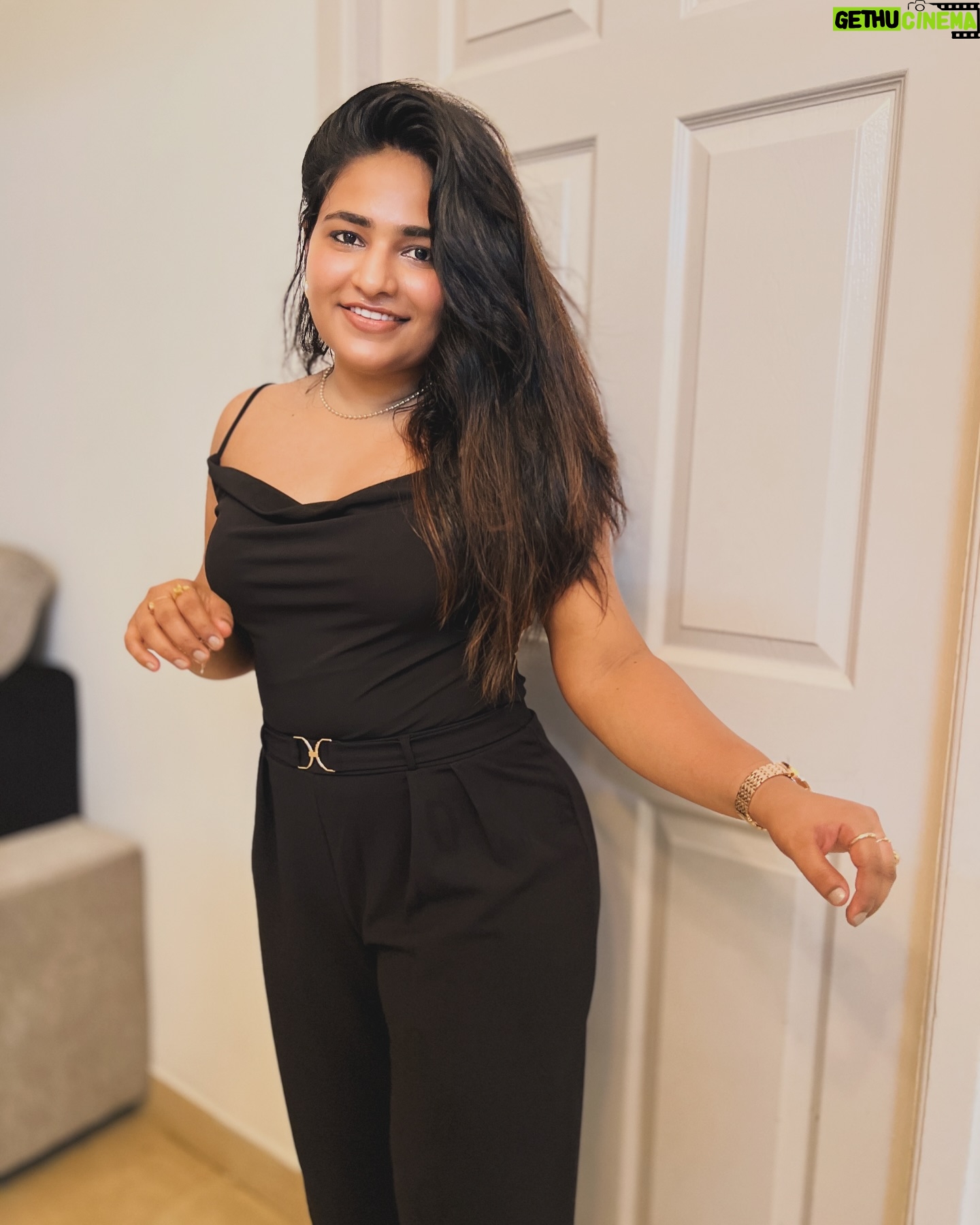 Actress Shruthi Selvam HD Instagram Photos and Wallpapers July 2024 | Gethu Cinema