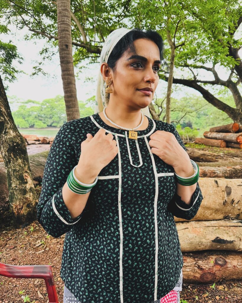 Actress Shweta Menon HD Instagram Photos and Wallpapers August 2024 ...