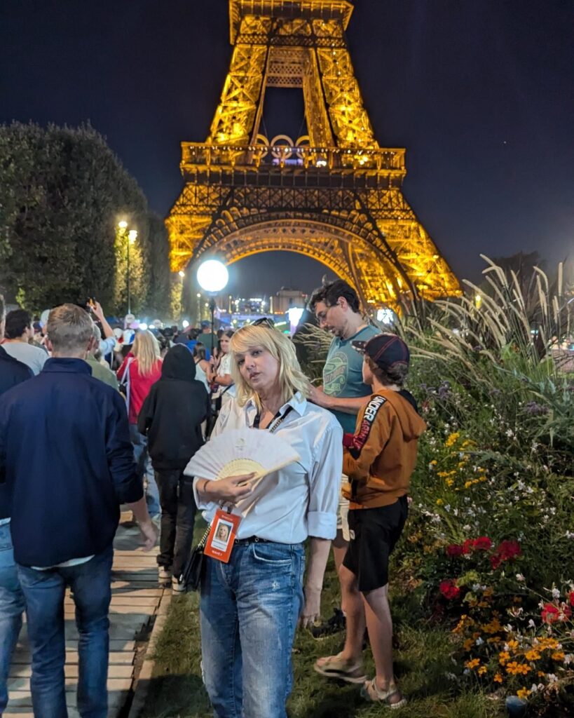 Actress Wendi McLendon-Covey HD Instagram Photos and Wallpapers August ...