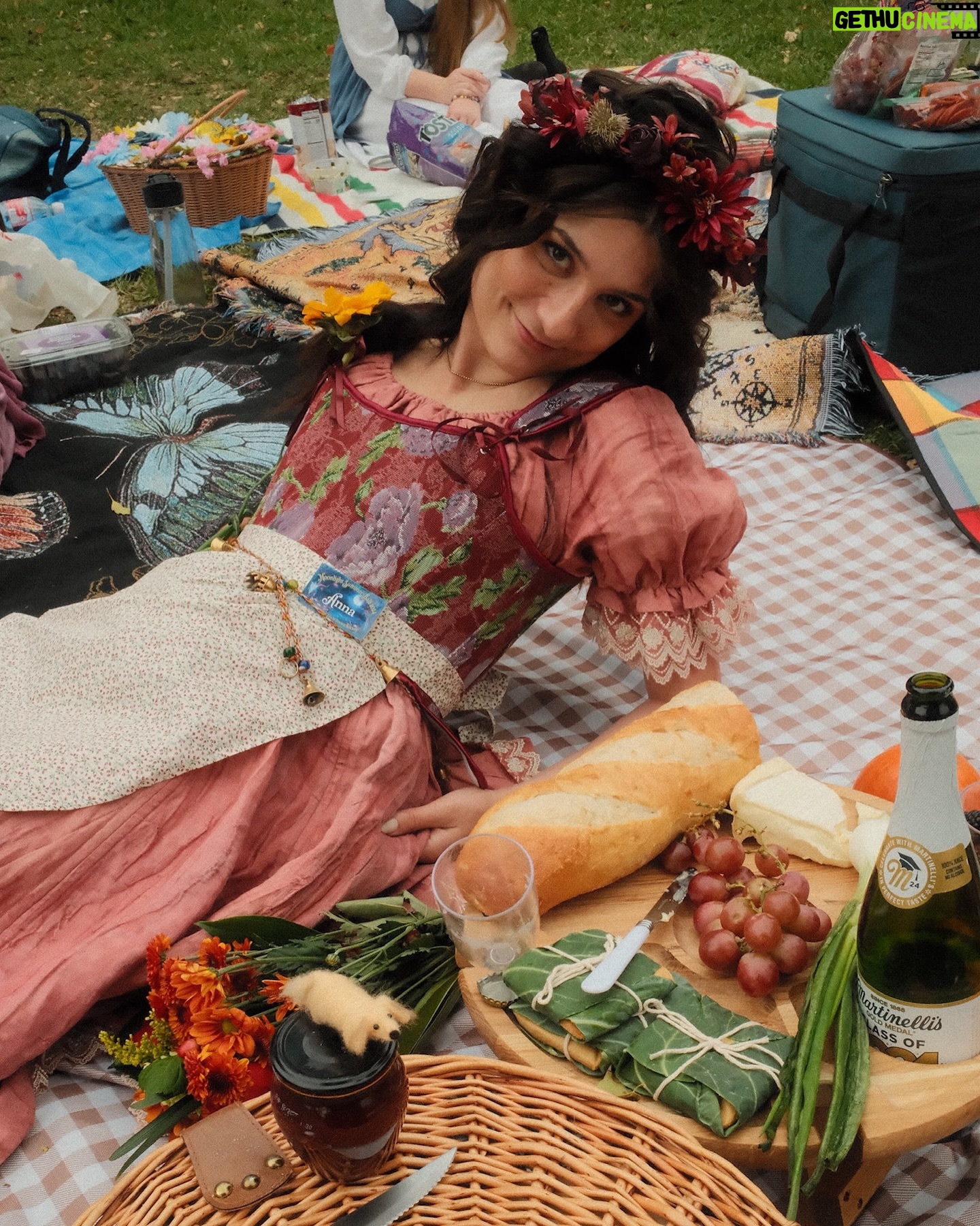 Actress Anna Brisbin HD Instagram Photos and Wallpapers September 2024 ...