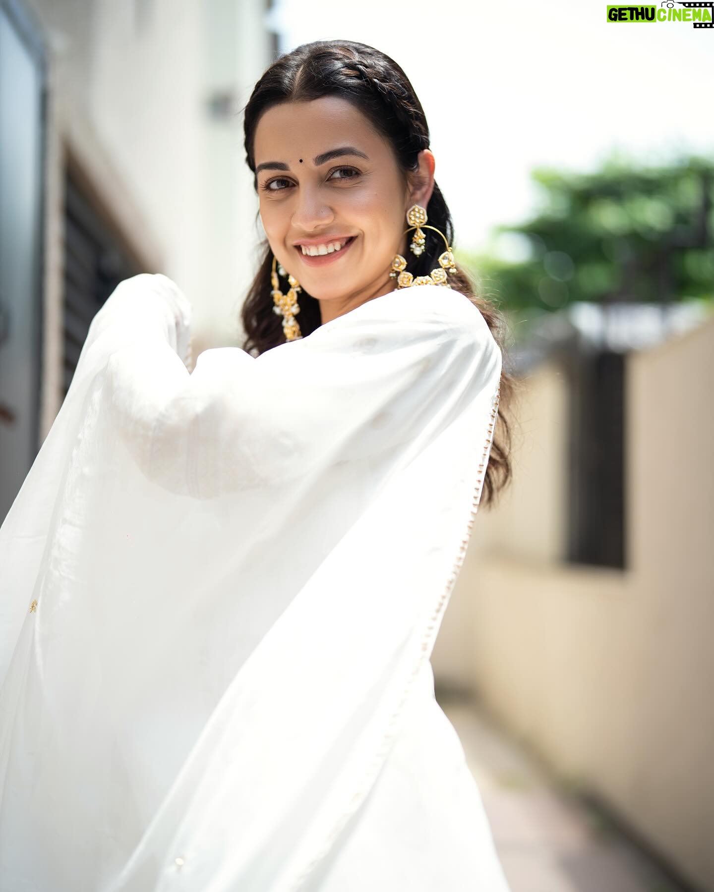 Actress Esha Kansara HD Photos and Wallpapers December 2024 | Gethu Cinema