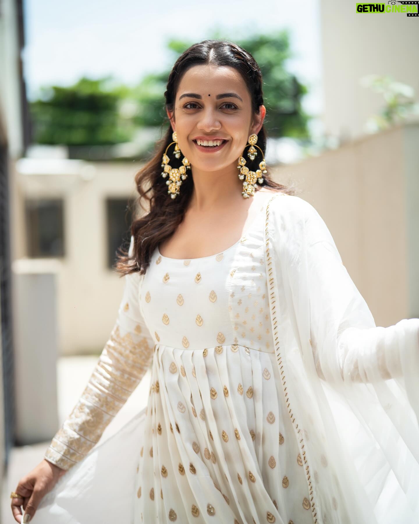 Actress Esha Kansara HD Photos and Wallpapers December 2024 | Gethu Cinema
