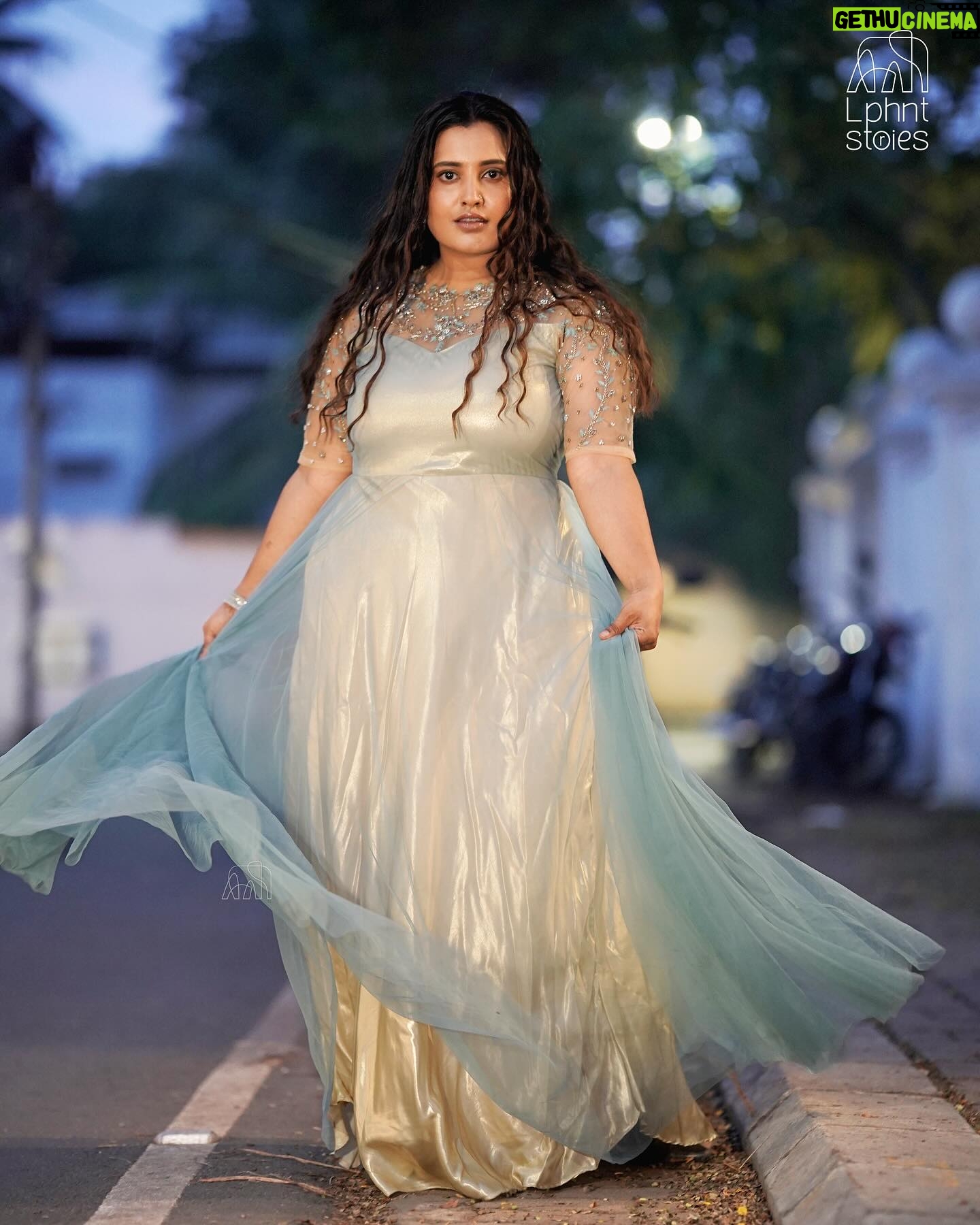 Actress Roshna Ann Roy HD Photos and Wallpapers January 2025 | Gethu Cinema
