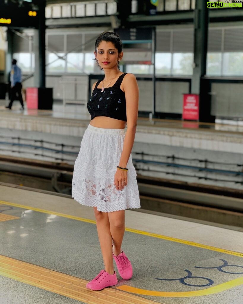 Actress Shruthi Rajanikanth HD Instagram Photos and Wallpapers ...