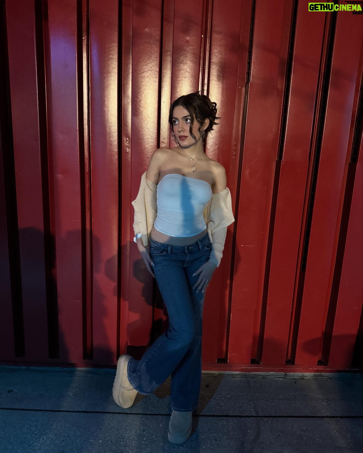 Actress Emmy Perry HD Photos and Wallpapers December 2024 | Gethu Cinema