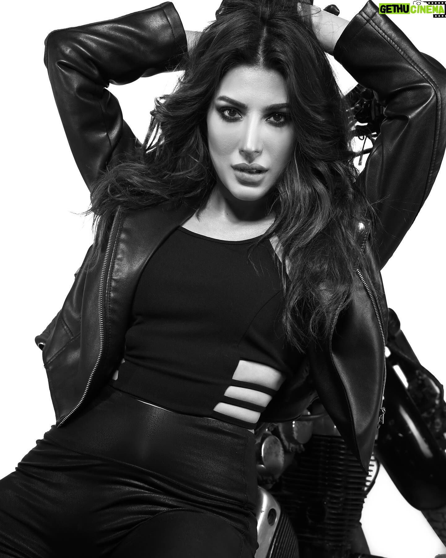 Actress Mehwish Hayat HD Photos and Wallpapers April 2024 | Gethu Cinema