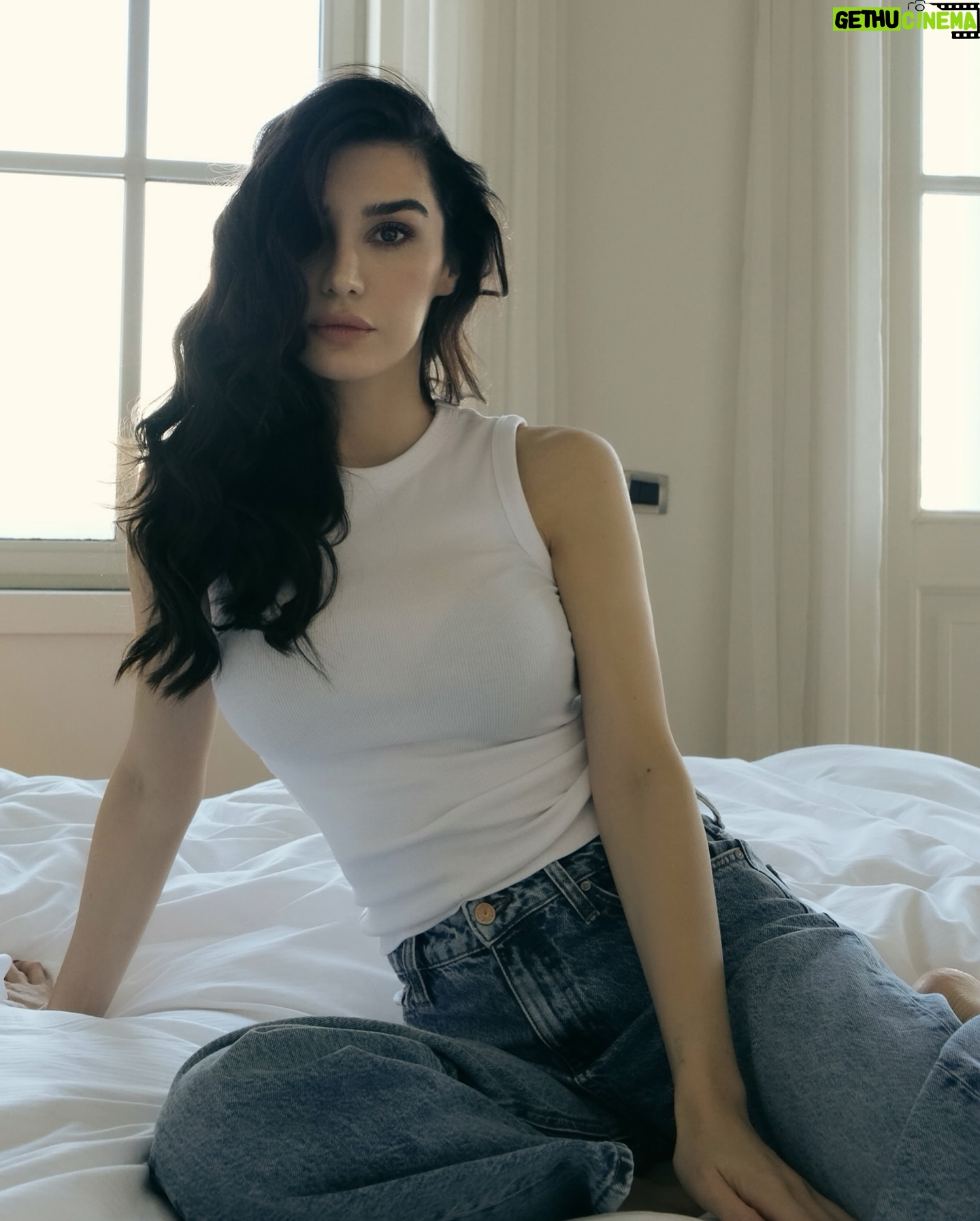 Actress Burcu Kiratli HD Photos and Wallpapers January 2025 | Gethu Cinema