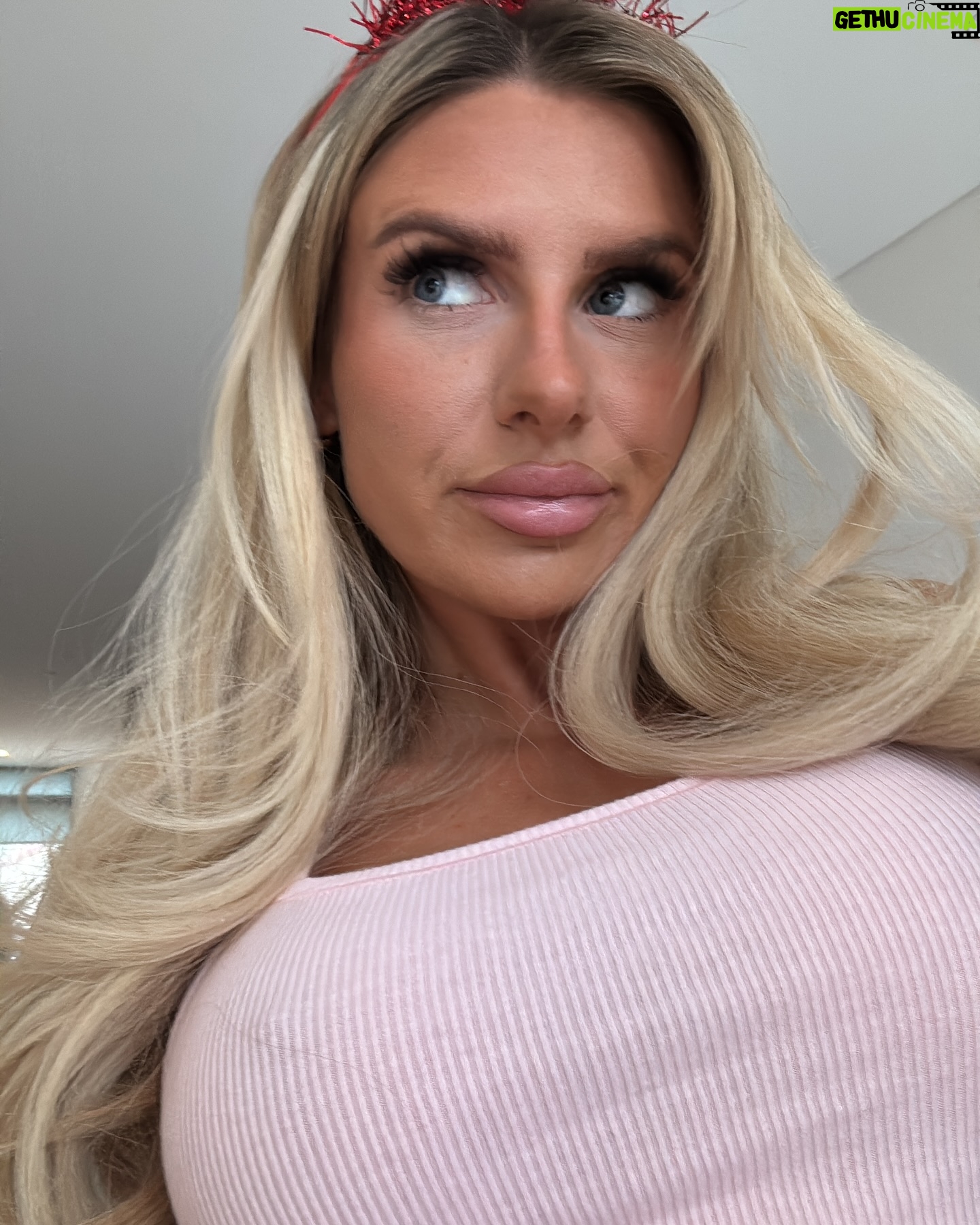 Actress Chloe Burrows HD Photos and Wallpapers February 2025 | Gethu Cinema