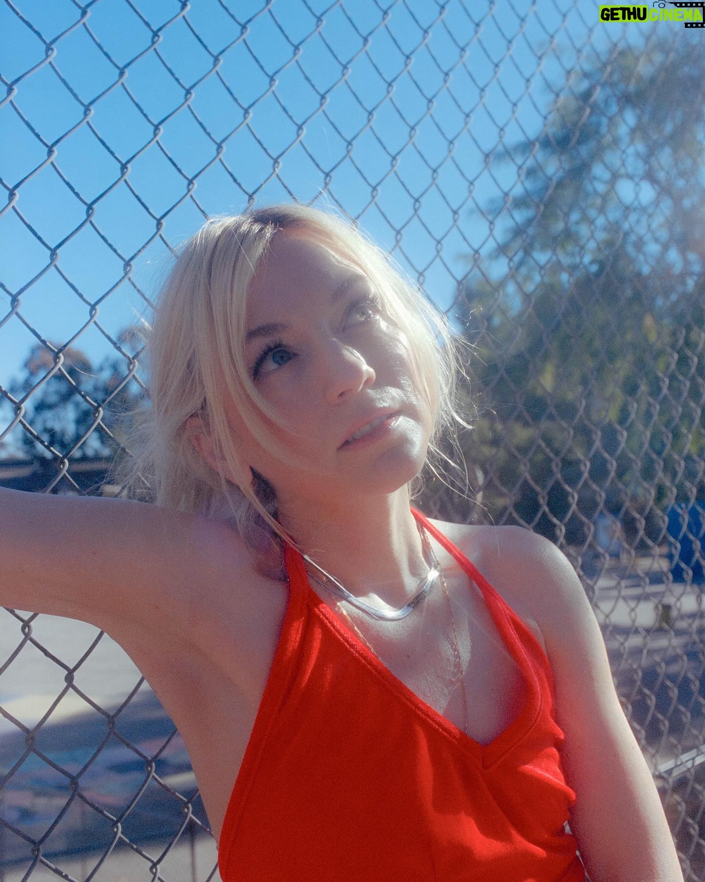 Actress Emily Kinney HD Photos and Wallpapers February 2025 | Gethu Cinema