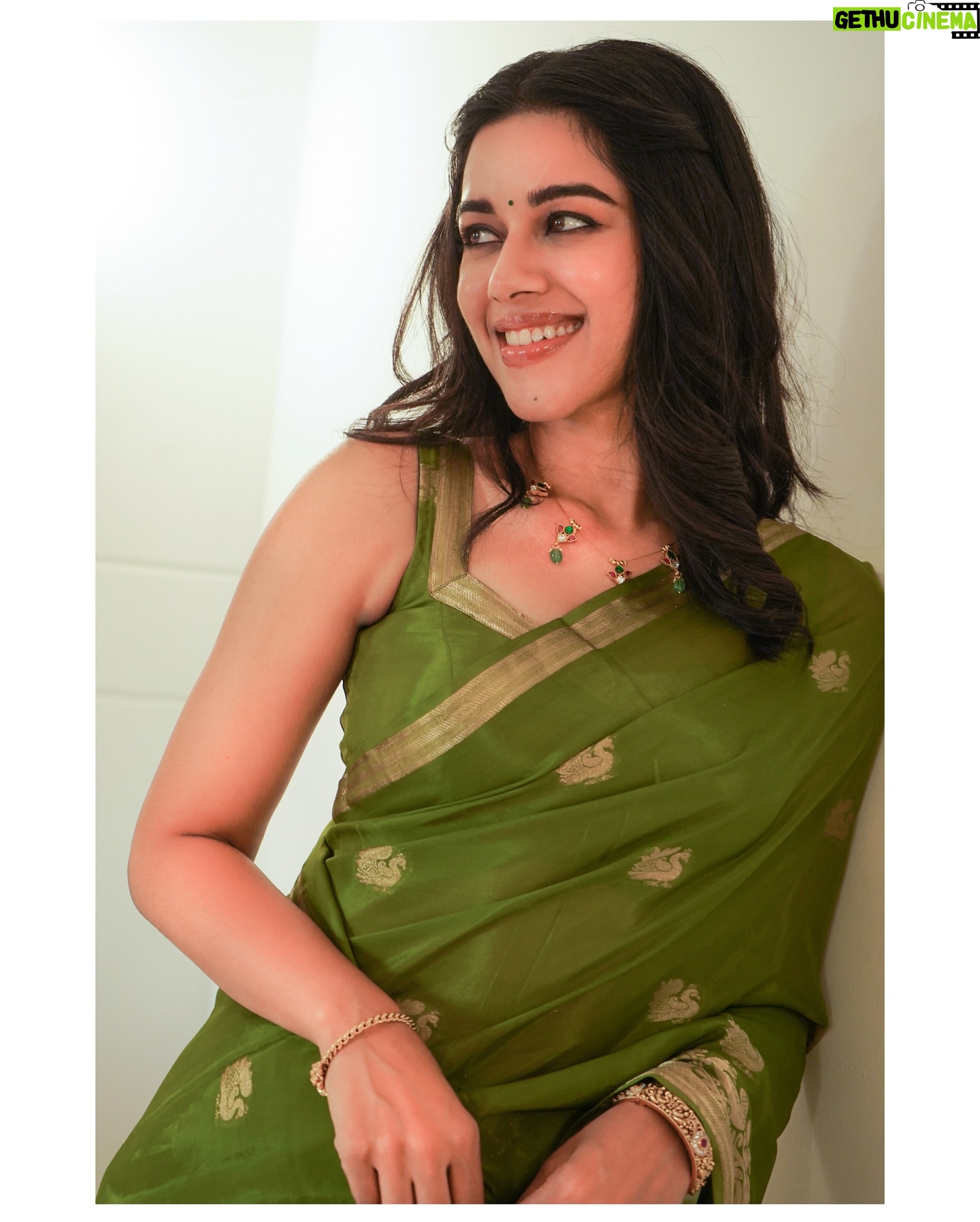 Actress Mirnalini Ravi HD Photos and Wallpapers February 2025 | Gethu ...