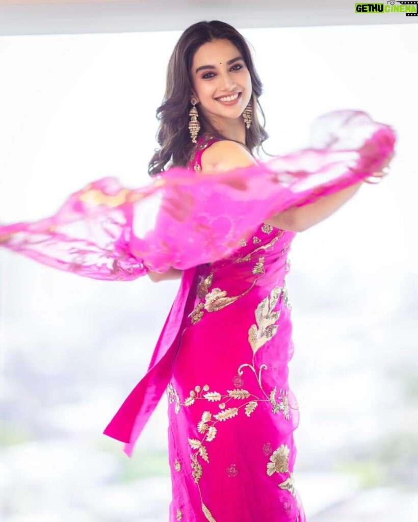 Actress Meenakshi Chaudhary HD Photos and Wallpapers March 2025 | Gethu ...