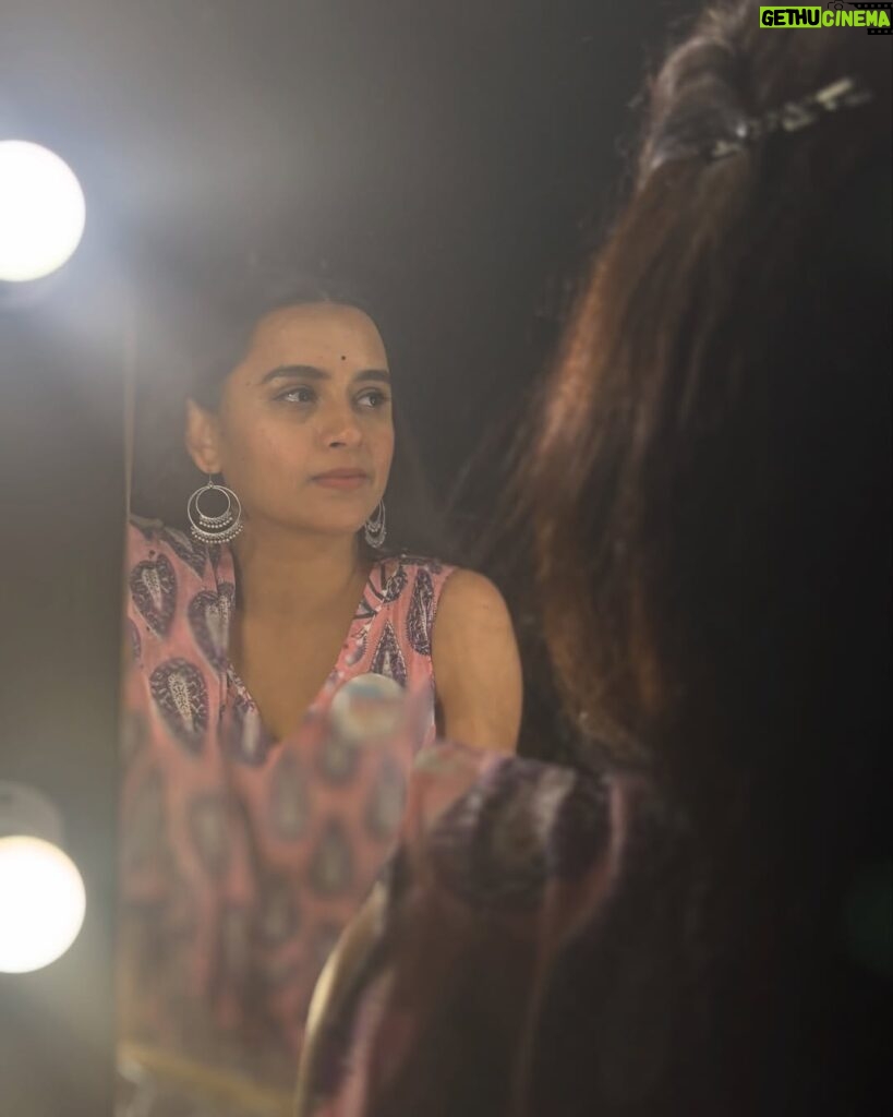 Actress Parna Pethe HD Photos and Wallpapers June 2025 | Gethu Cinema