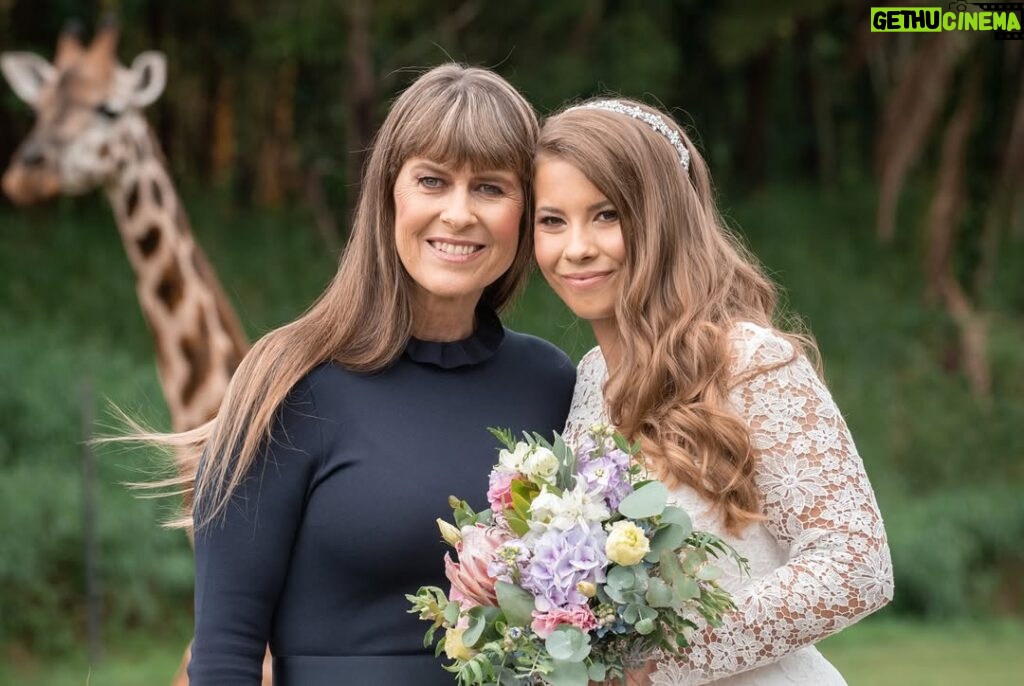 Actress Bindi Irwin HD Photos and Wallpapers July 2025 | Gethu Cinema