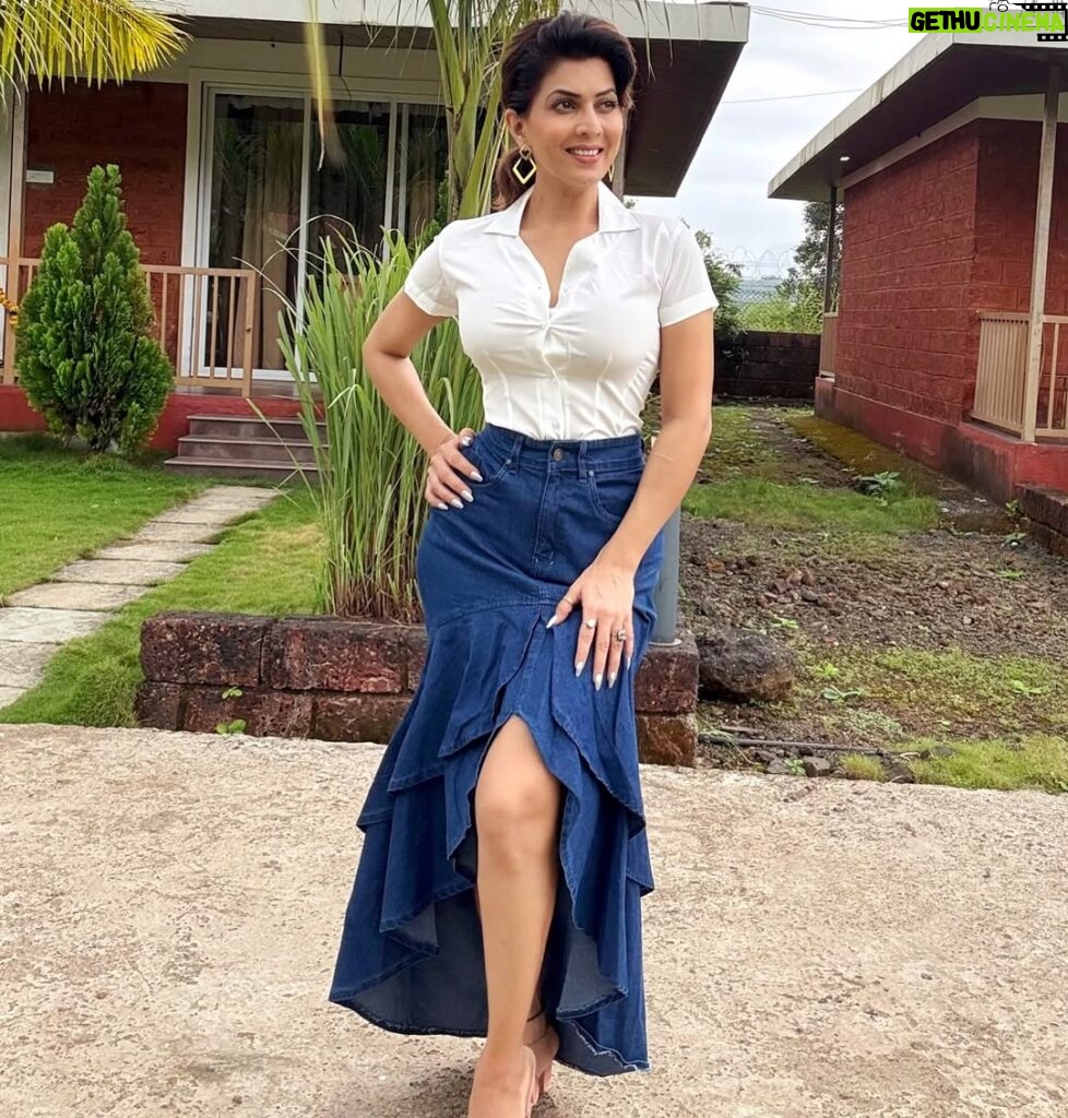 Actress Madhavi Nimkar HD Photos and Wallpapers October 2025 | Gethu Cinema