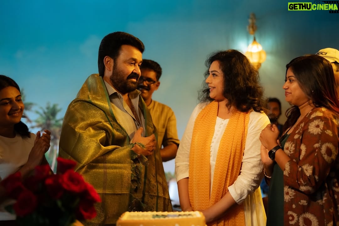 Actress Meena HD Photos and Wallpapers September 2025 | Gethu Cinema