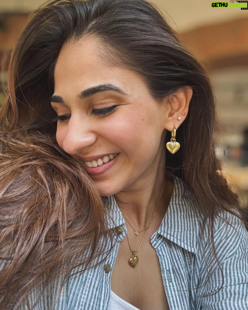 Actress Vidhi Pandya HD Photos and Wallpapers June 2025 | Gethu Cinema