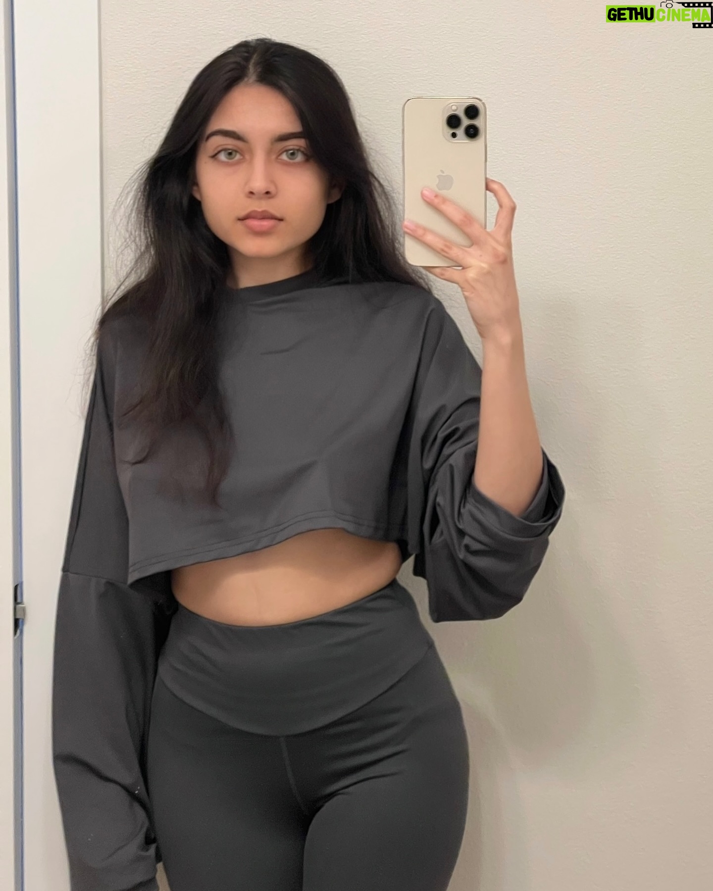 Zara Dar Wiki, Biography, Age, Photos, Spouse and more